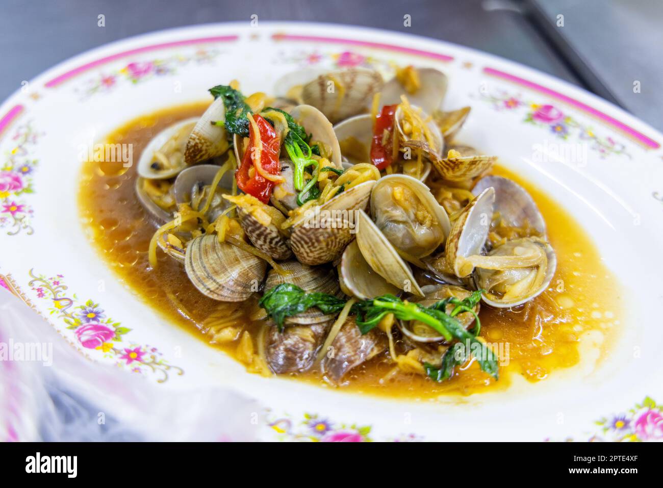 Fried clam dish in street market in Taiwan Stock Photo - Alamy
