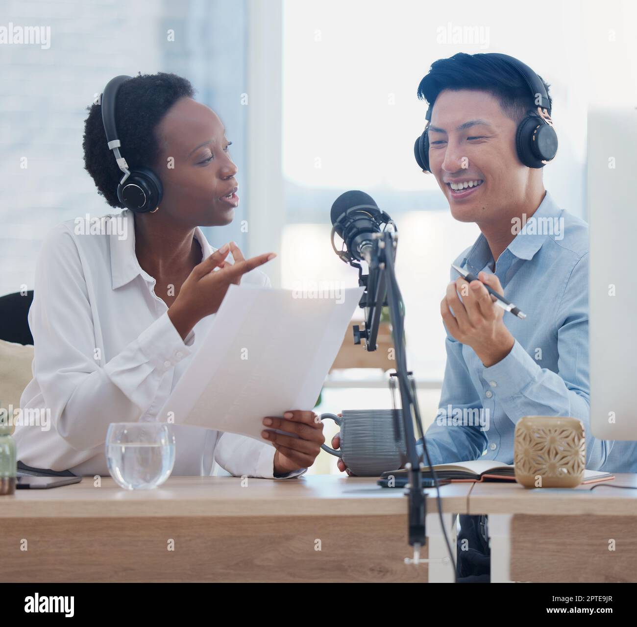 Radio presenter microphone man hi-res stock photography and images - Alamy