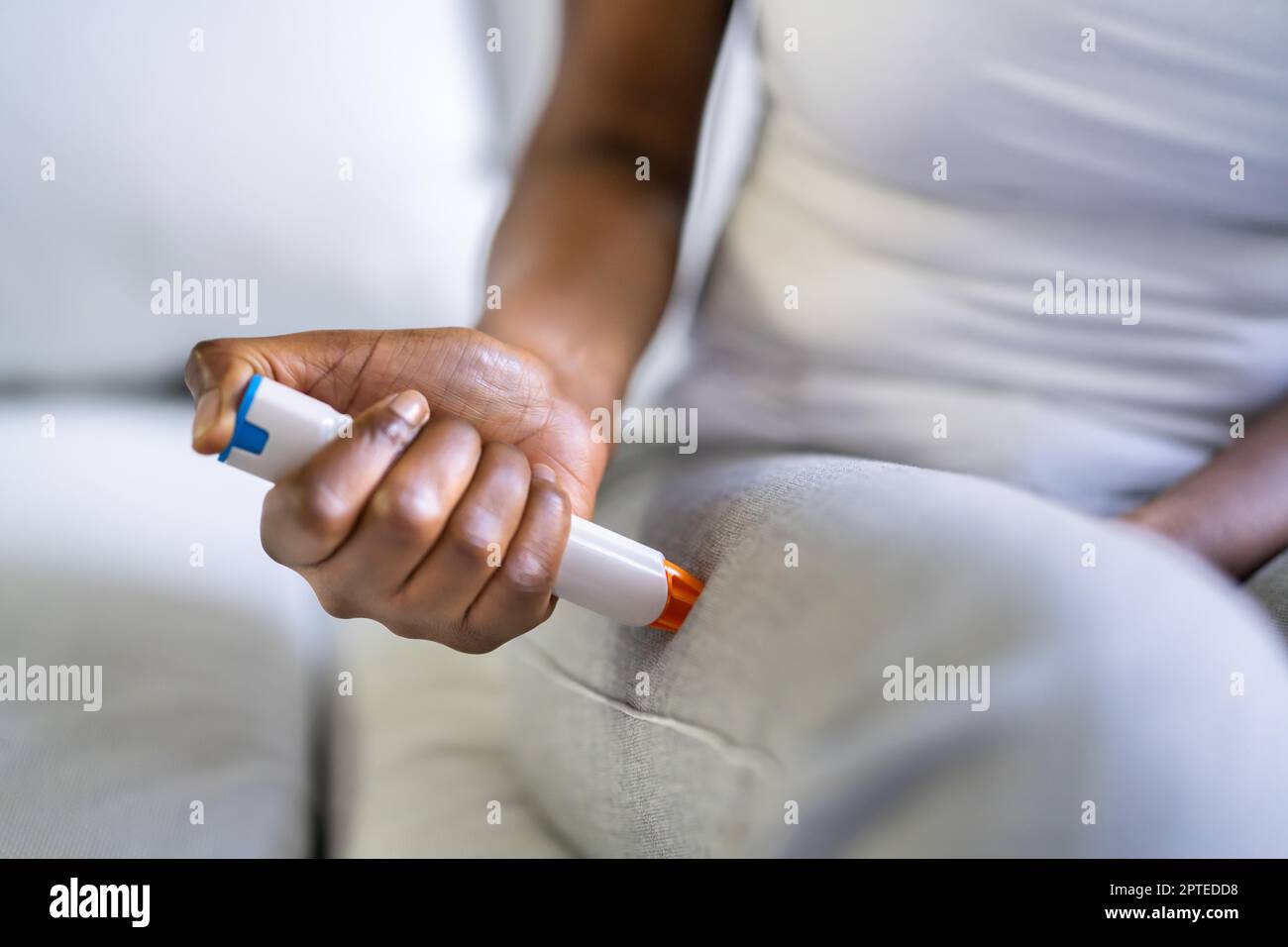 Auto Epinephrine Injector. Patient Doing Leg Injection Stock Photo - Alamy