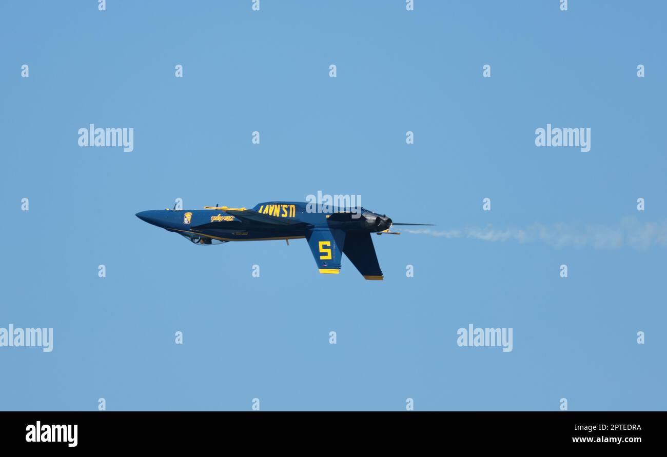 Inverted flight hi-res stock photography and images - Alamy