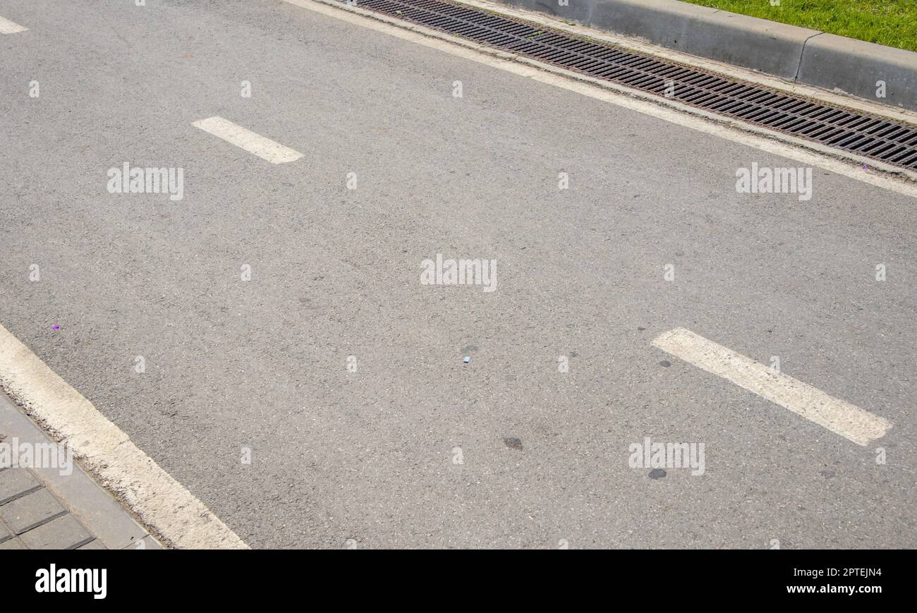An intermittent lane marking line and the direction of traffic on an ...