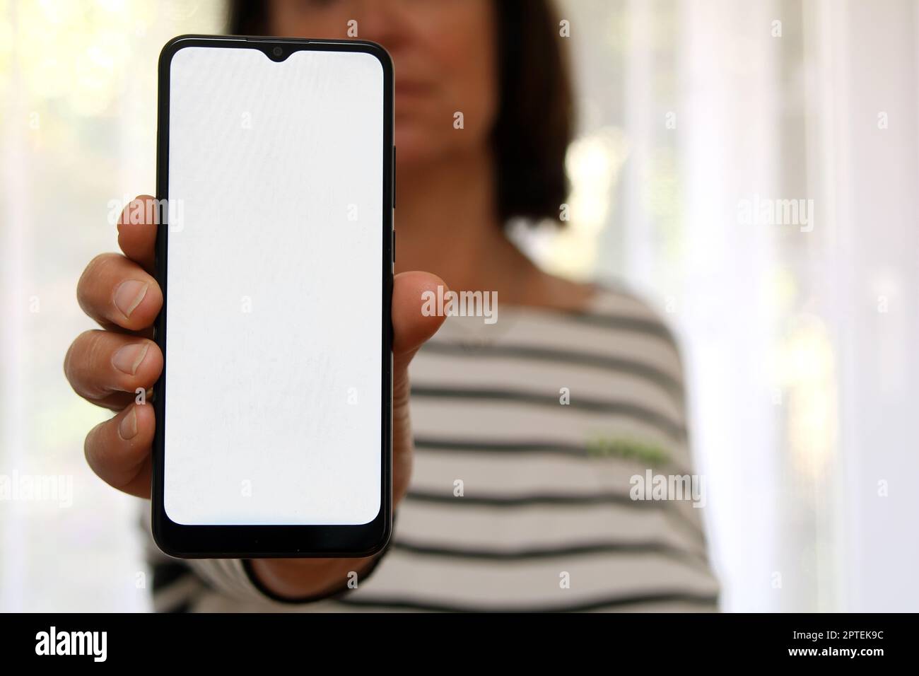 Frau zeigt das leere Display ihres Handys Stock Photo - Alamy