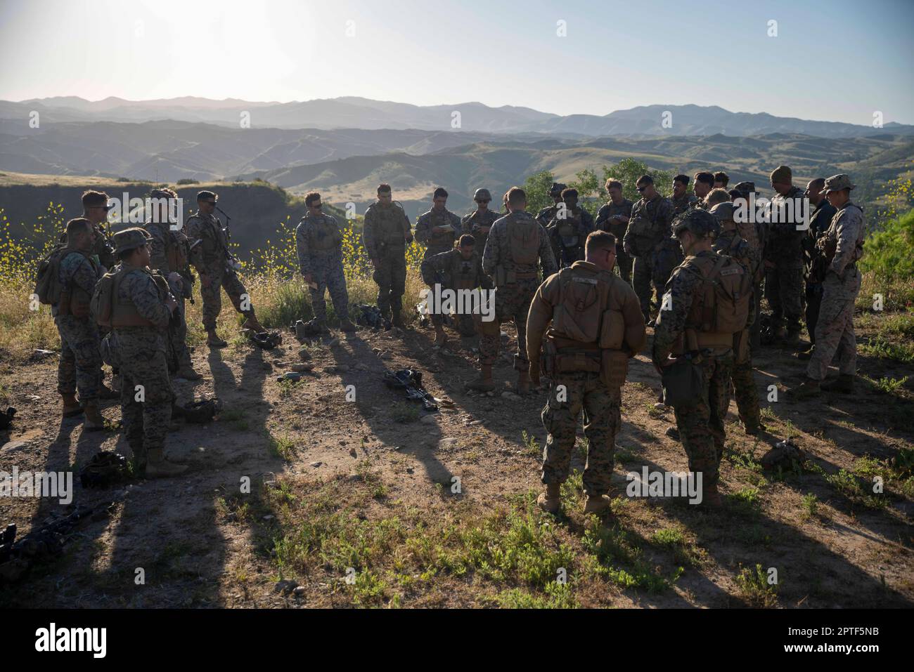 U.S. Marines with Apache Company, 1st Battalion, 5th Marine Regiment ...