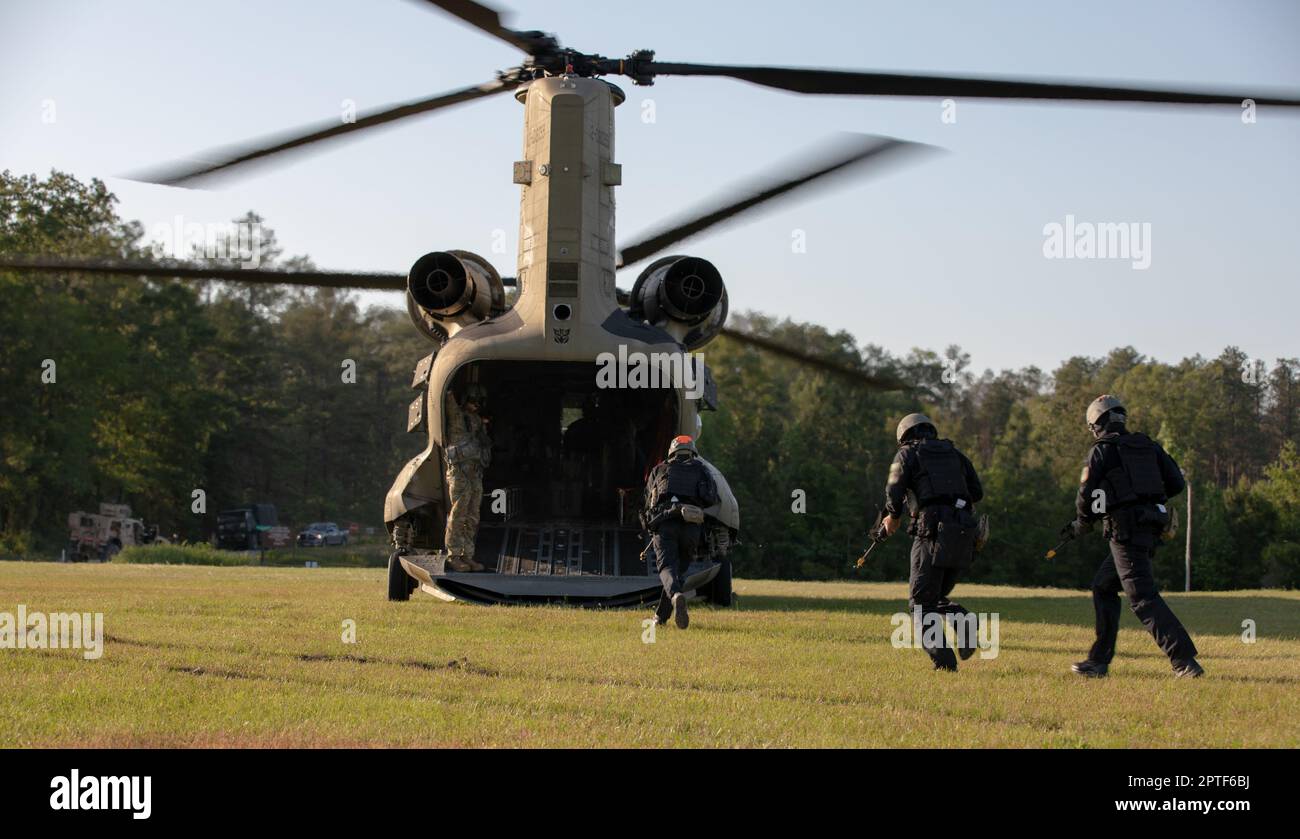 Soldiers in the Armed Forces of the Republic of Uzbekistan, file into a ...