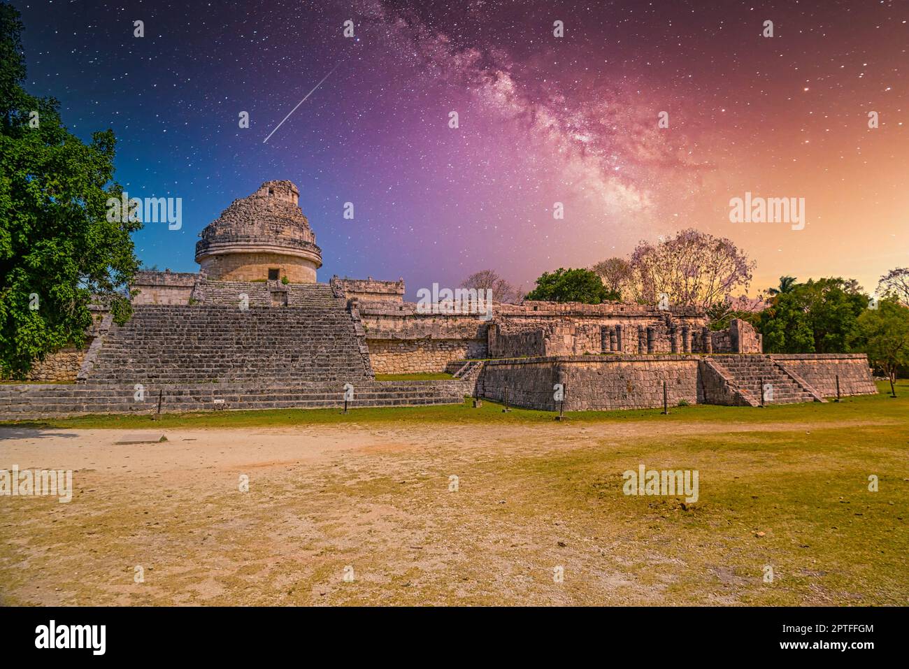 Ruins of El Caracol observatory temple, Chichen Itza, Yucatan, Mexico ...