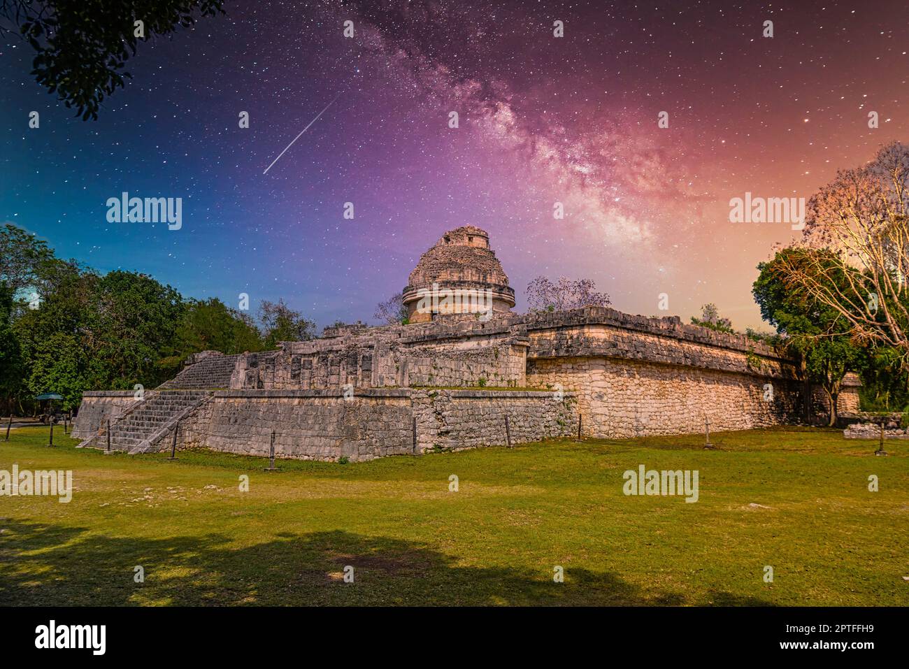 Ruins of El Caracol observatory temple, Chichen Itza, Yucatan, Mexico ...