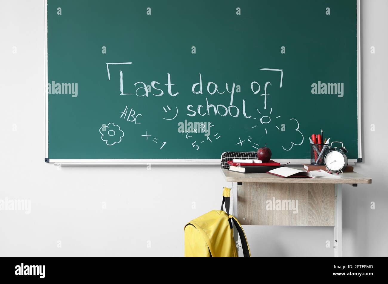 Text LAST DAY OF SCHOOL with drawings on blackboard in classroom Stock ...