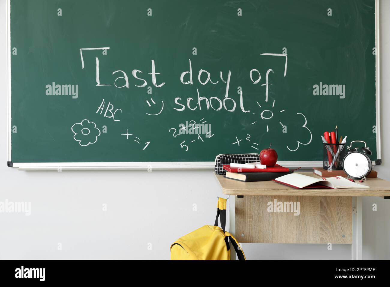 Text LAST DAY OF SCHOOL with drawings on blackboard in classroom Stock ...