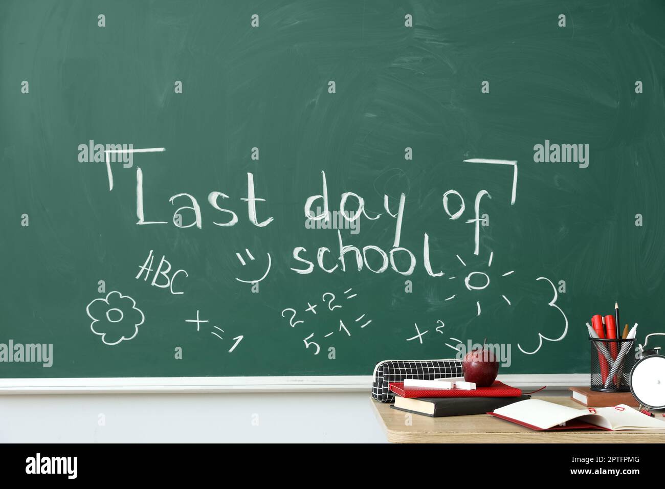 Text LAST DAY OF SCHOOL with drawings on blackboard in classroom Stock ...