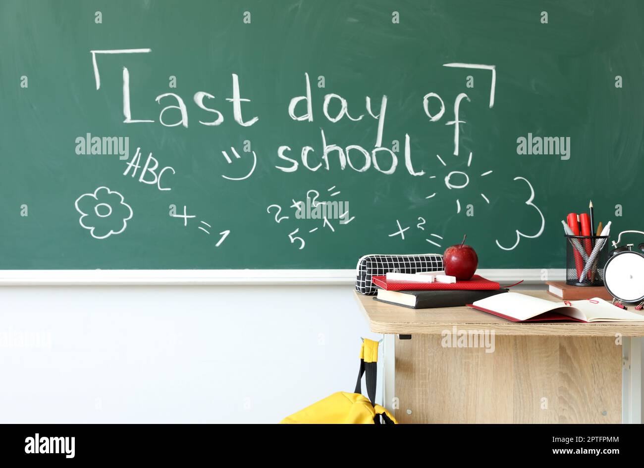 Text LAST DAY OF SCHOOL with drawings on blackboard in classroom Stock ...
