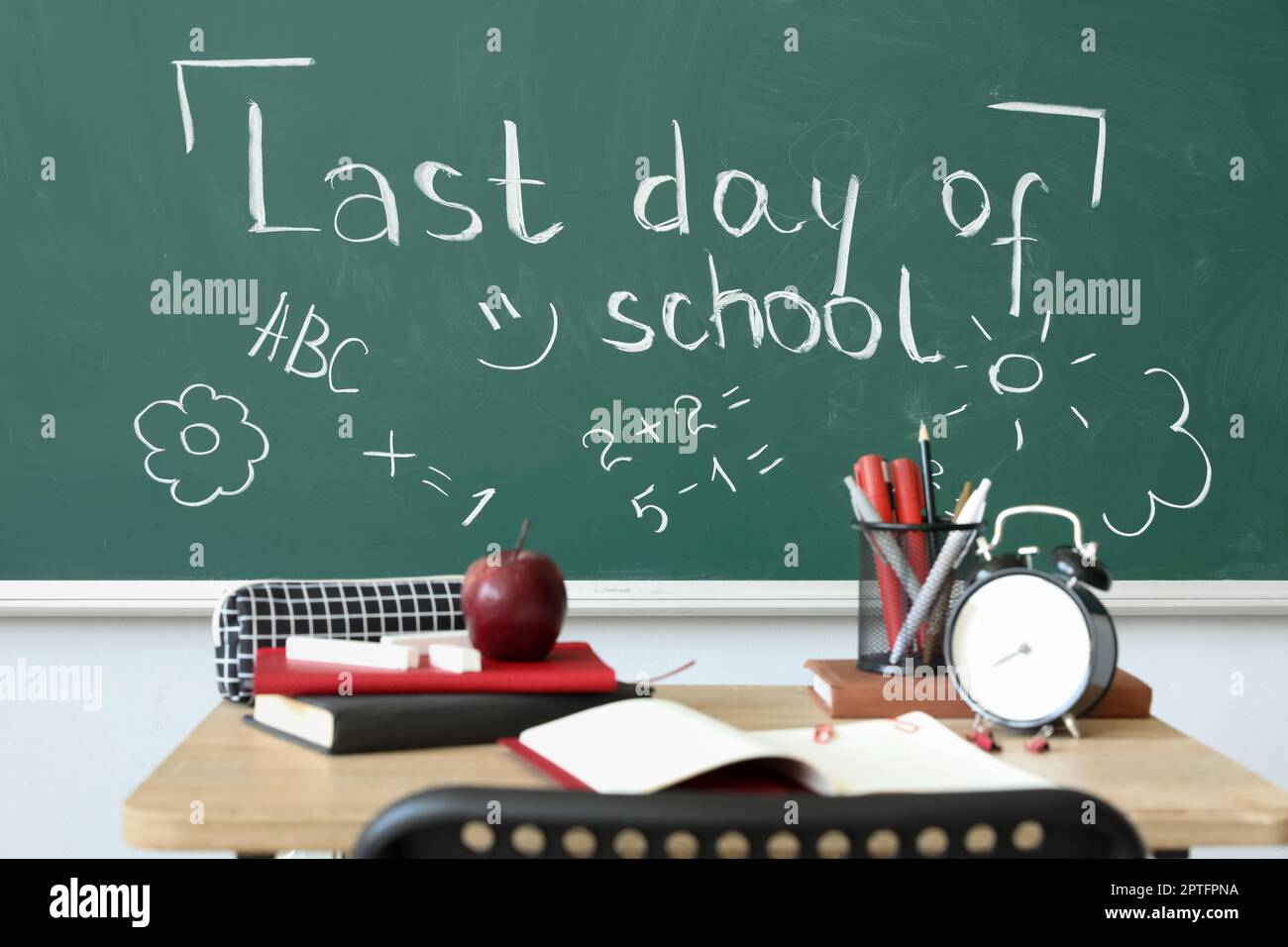Text LAST DAY OF SCHOOL with drawings on blackboard in classroom Stock ...