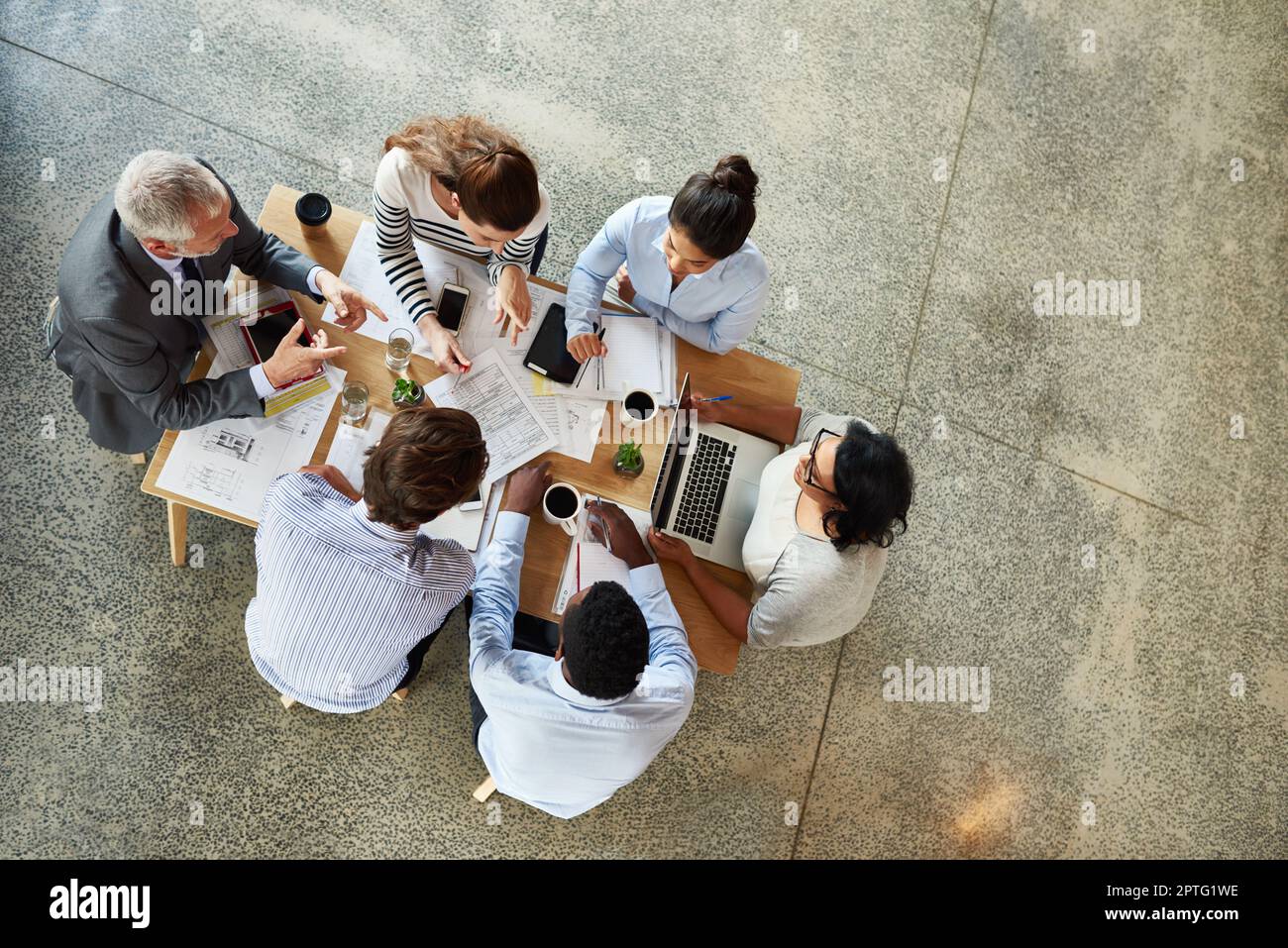 People around table meeting circle hi-res stock photography and images ...