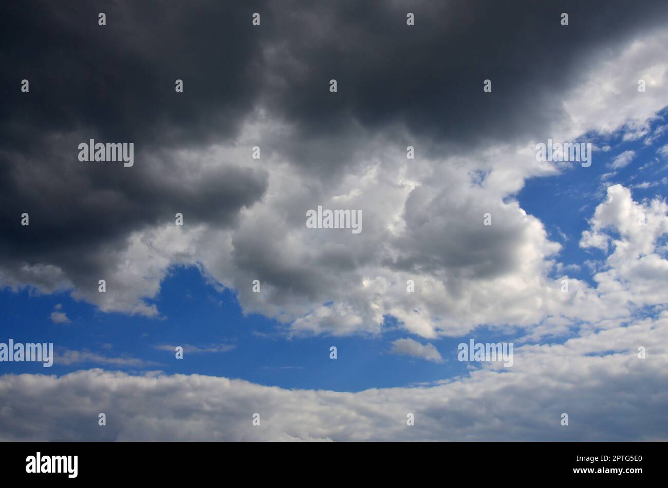 Blue sky ragged cloud hi-res stock photography and images - Alamy