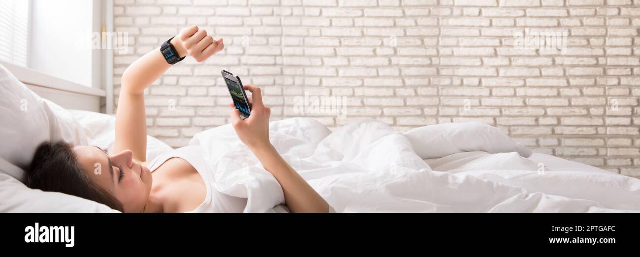 Smart Watch Heartbeat Display. Smartwatch Sleep Monitor Stock Photo - Alamy