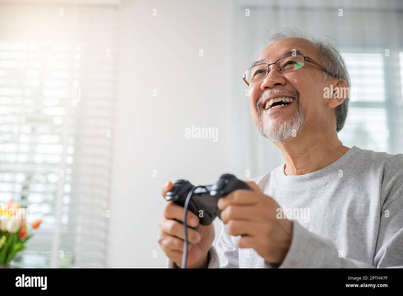 Man gamer hands holding modern hi-res stock photography and images - Alamy