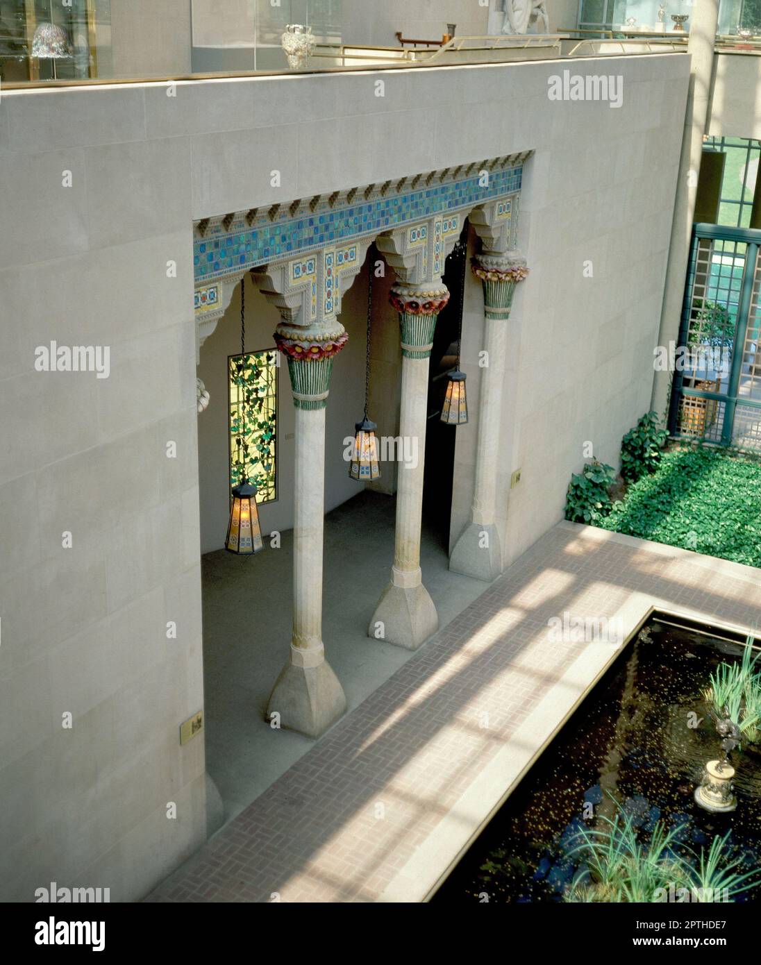 EDIFICIO DE ART NOUVEAU RECONSTRUIDO. Location: METROPOLITAN MUSEUM OF ART. NEW YORK Stock Photo ...