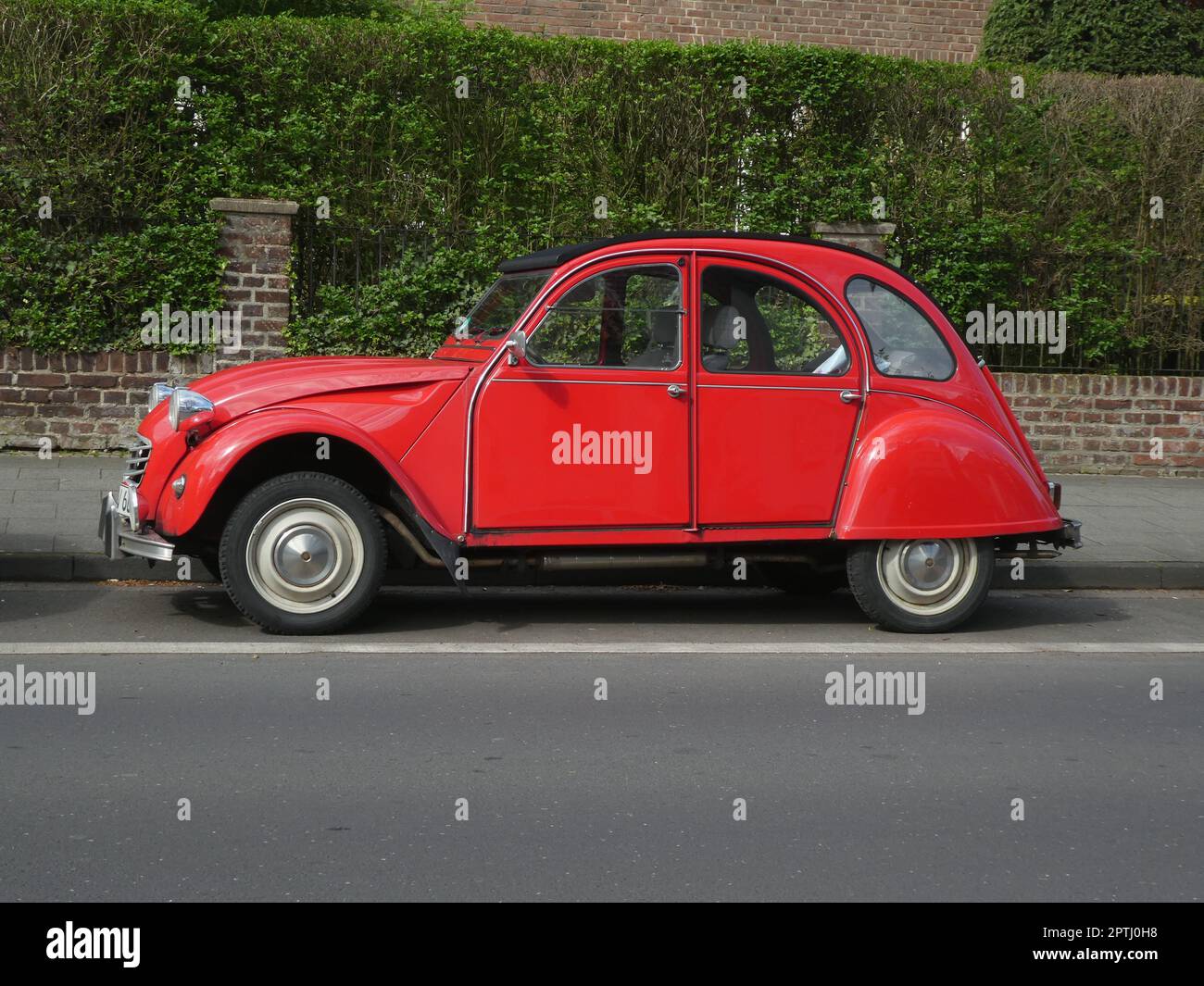 Cologne, Germany. 23rd Apr, 2023. A red Citroen 2 CV - called duck ...