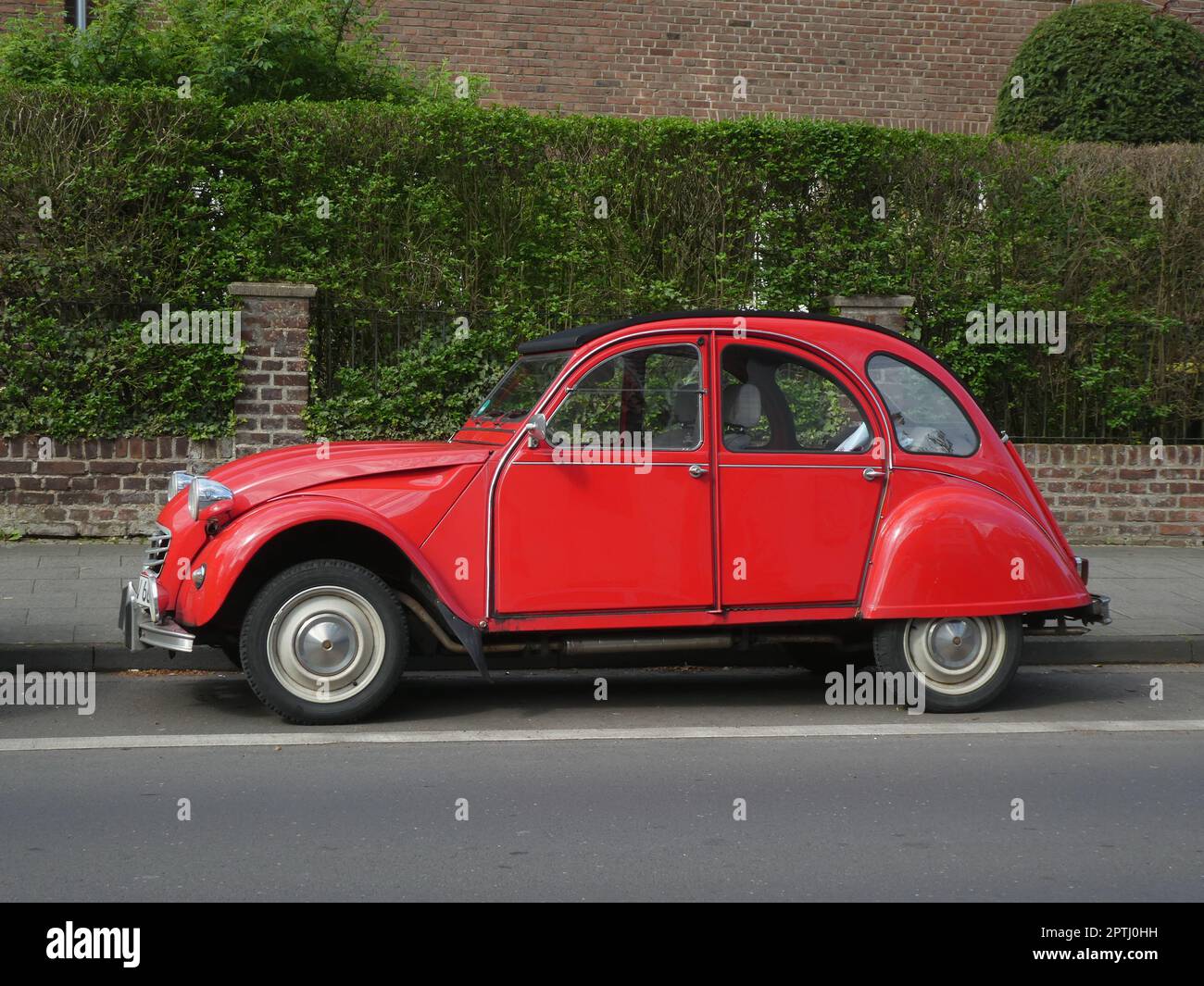 Cologne, Germany. 23rd Apr, 2023. A red Citroen 2 CV - called duck ...