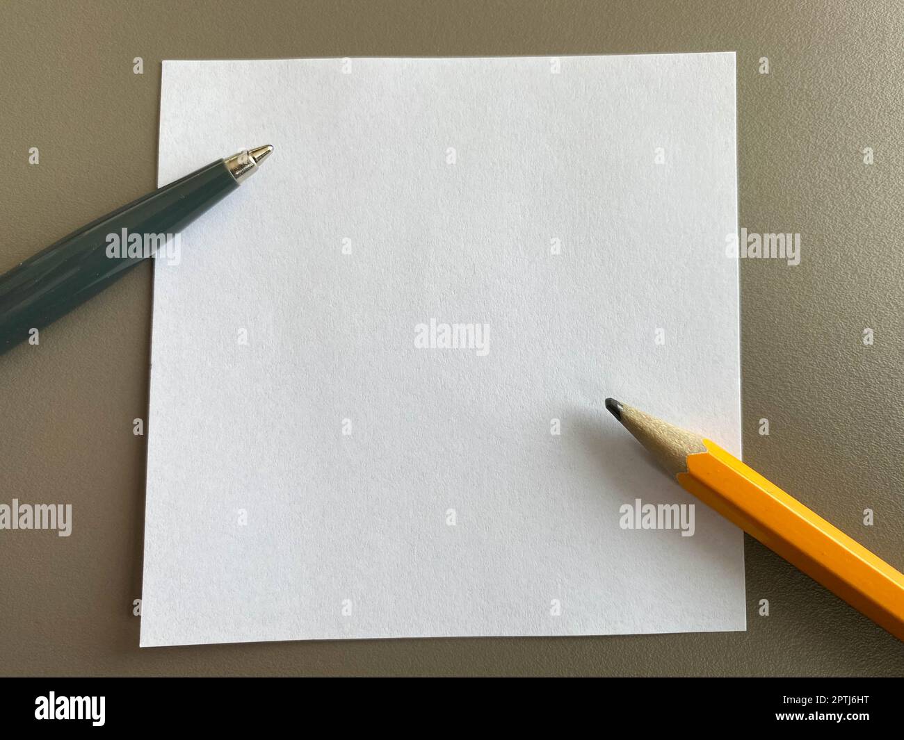 Small square pieces of paper for notes and notes on the office desk and ...