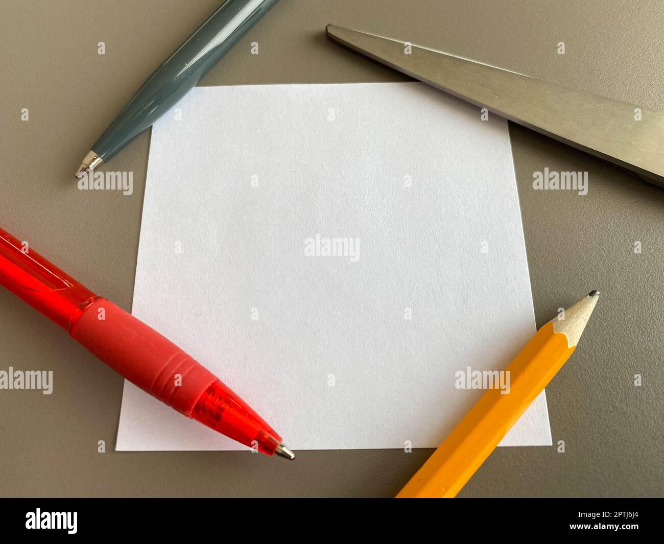 Small square pieces of paper for notes and notes on the office desk and ...