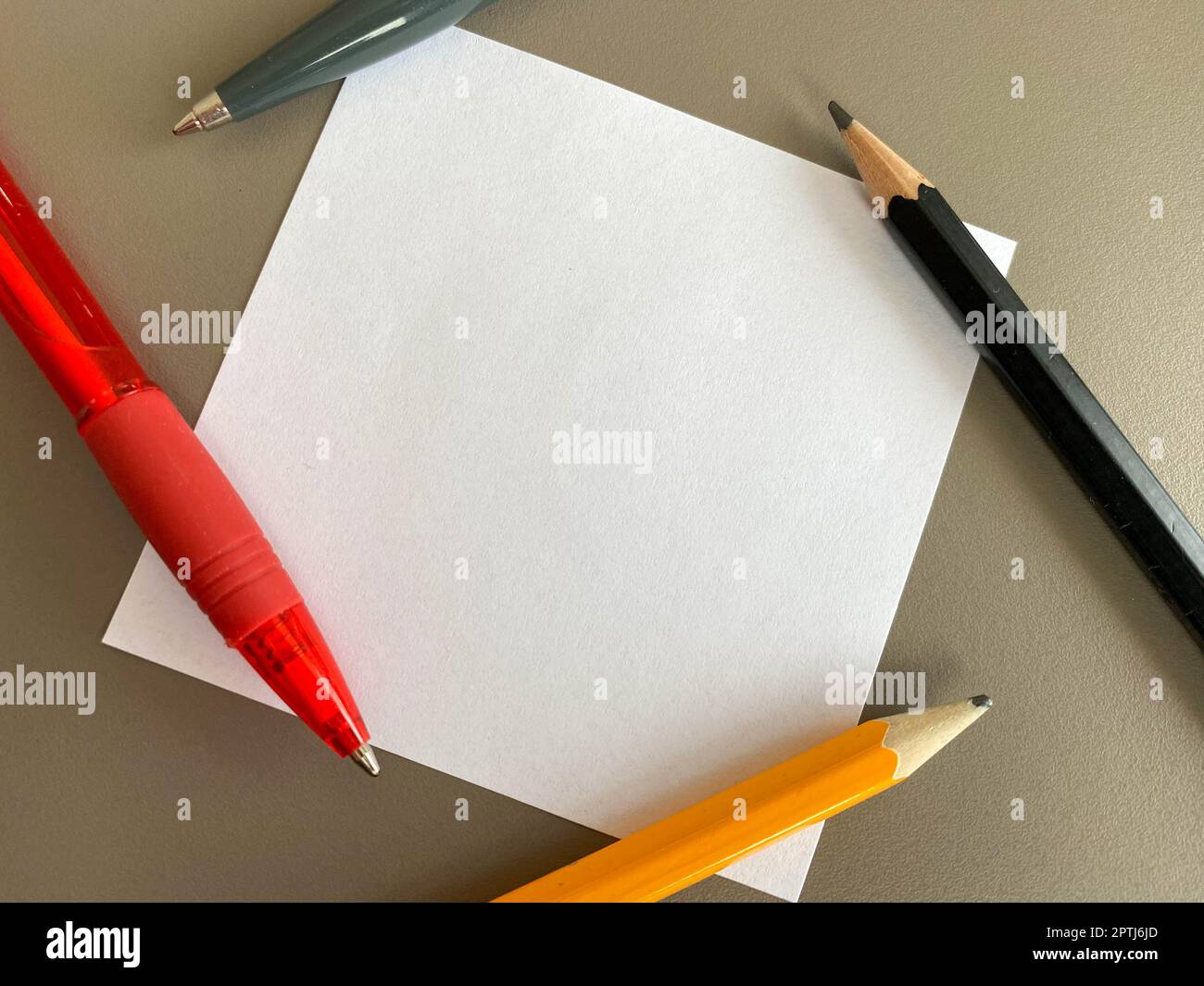 Small square pieces of paper for notes and notes on the office desk and ...