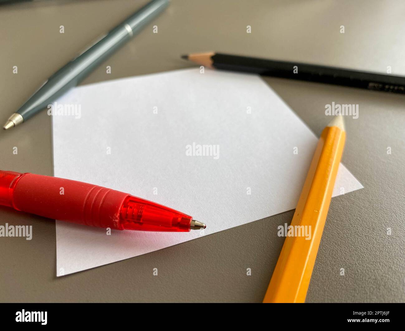 Small square pieces of paper for notes and notes on the office desk and ...