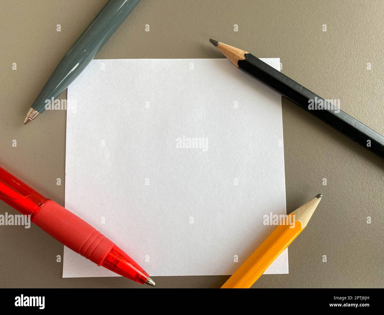 Small square pieces of paper for notes and notes on the office desk and ...