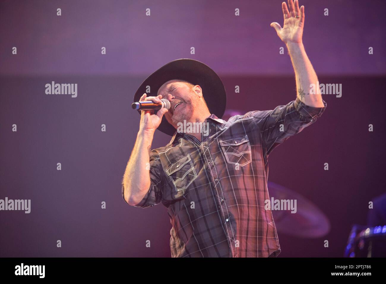 Tracy Lawrence performs at Still Playin' Possum - George Jones Tribute ...