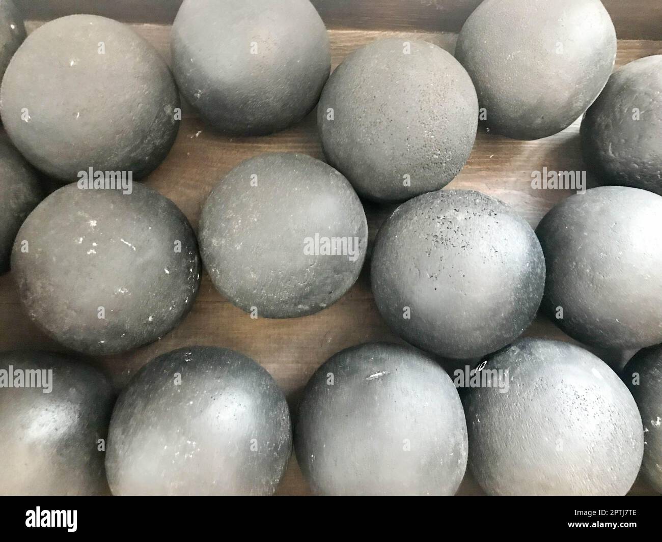 Old stone cannon balls hi-res stock photography and images - Alamy