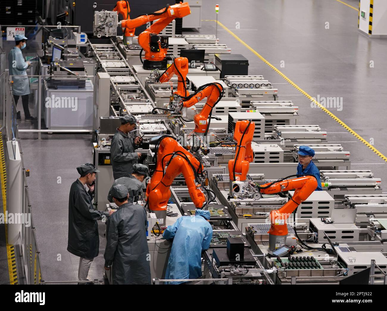 (230428) -- HANGZHOU, April 28, 2023 (Xinhua) -- Technicians check a ...