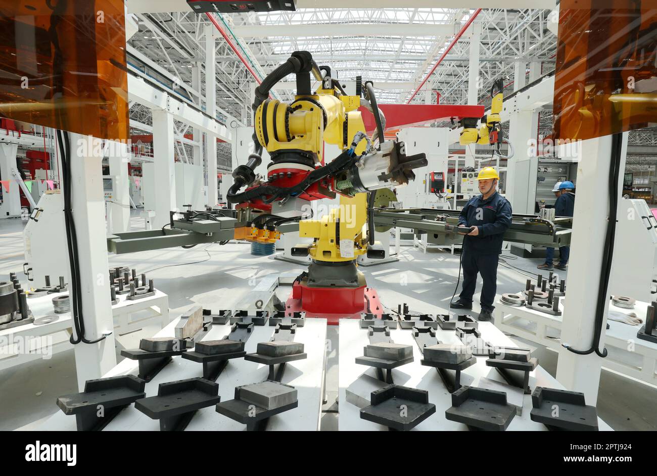 (230428) -- HANGZHOU, April 28, 2023 (Xinhua) -- Technicians check a ...