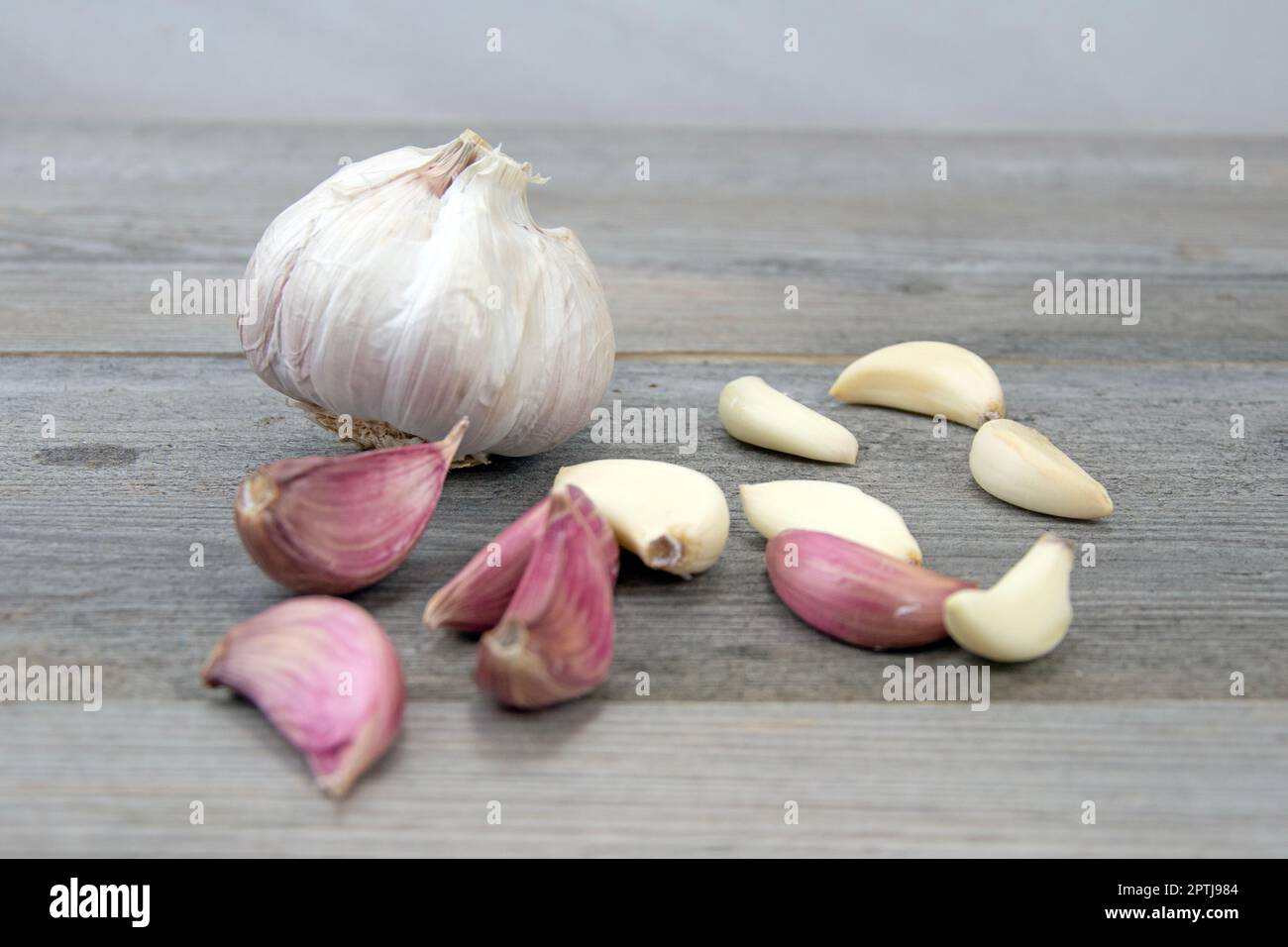 Fresh garlic head with peeled and unpeeled garlic cloves Stock Photo ...
