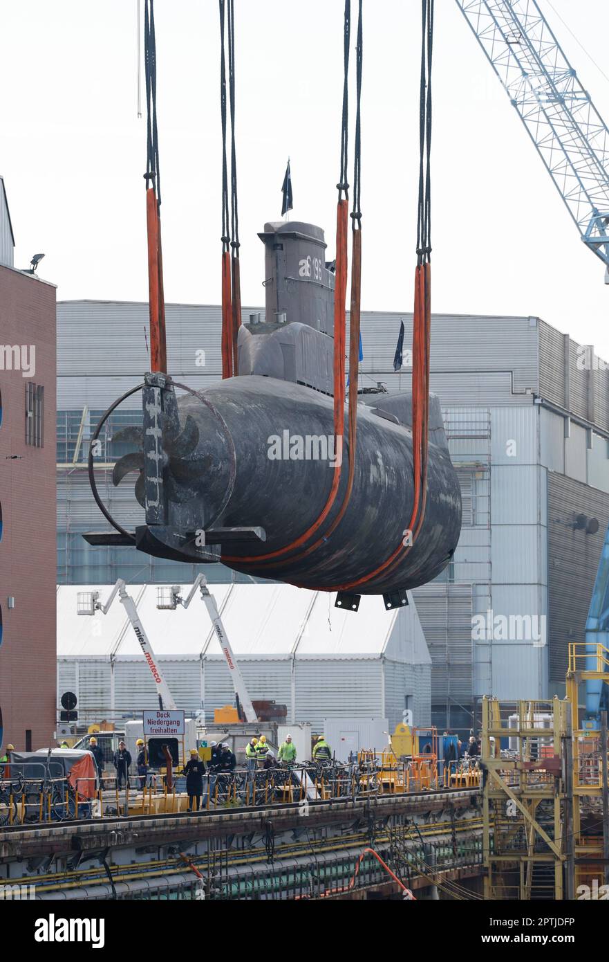 Kiel, Germany. 28th Apr, 2023. The submarine U17 is loaded from dry ...