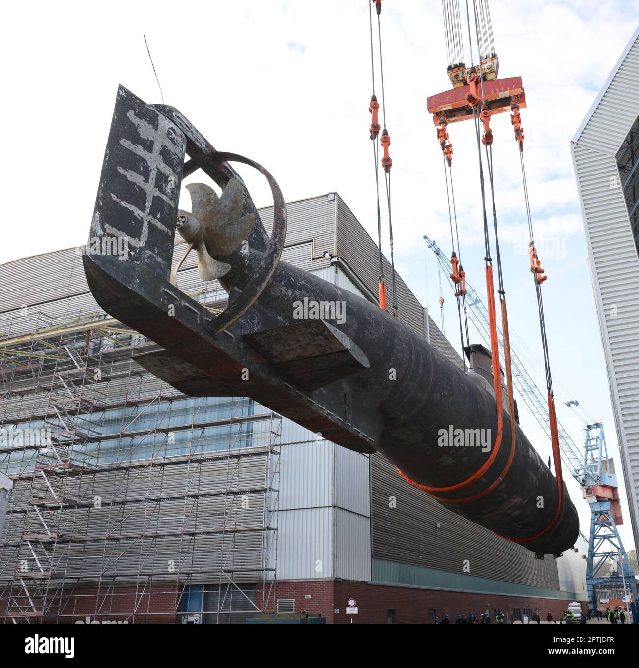 Kiel, Germany. 28th Apr, 2023. The submarine U17 is loaded from dry ...