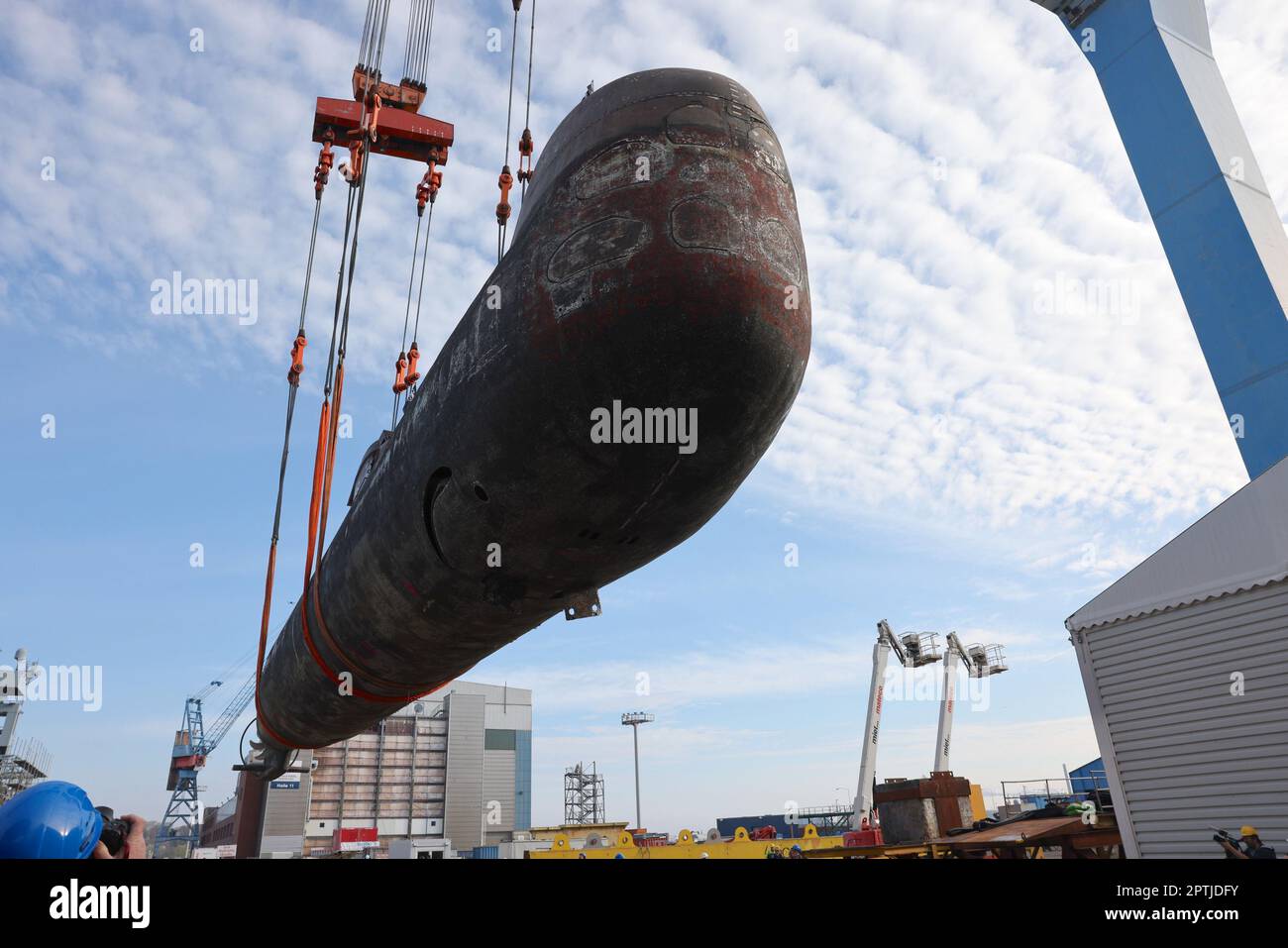 Kiel, Germany. 28th Apr, 2023. The submarine U17 is loaded from dry ...