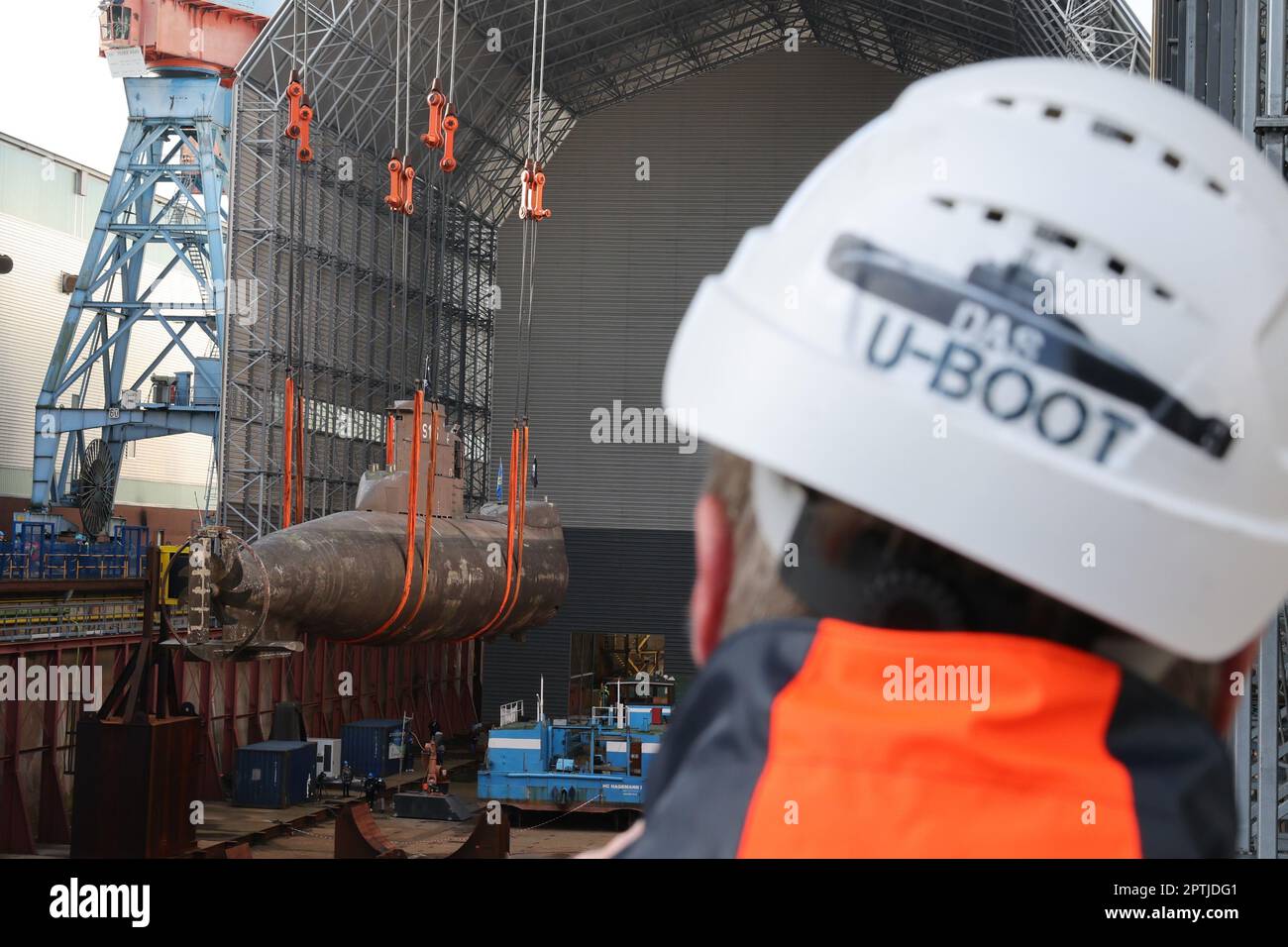 Kiel, Germany. 28th Apr, 2023. The submarine U17 is loaded from dry ...
