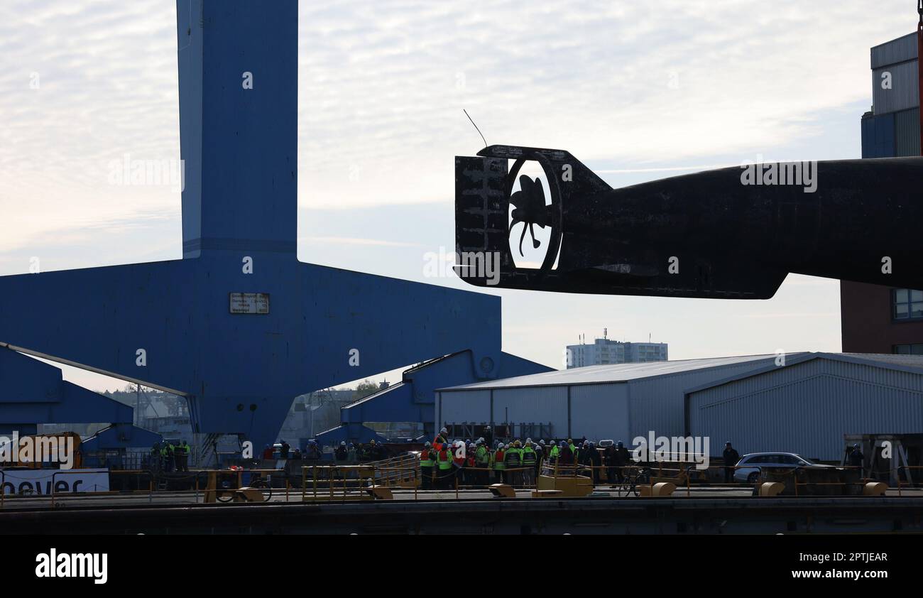 Kiel, Germany. 28th Apr, 2023. The submarine U17 is loaded from dry ...
