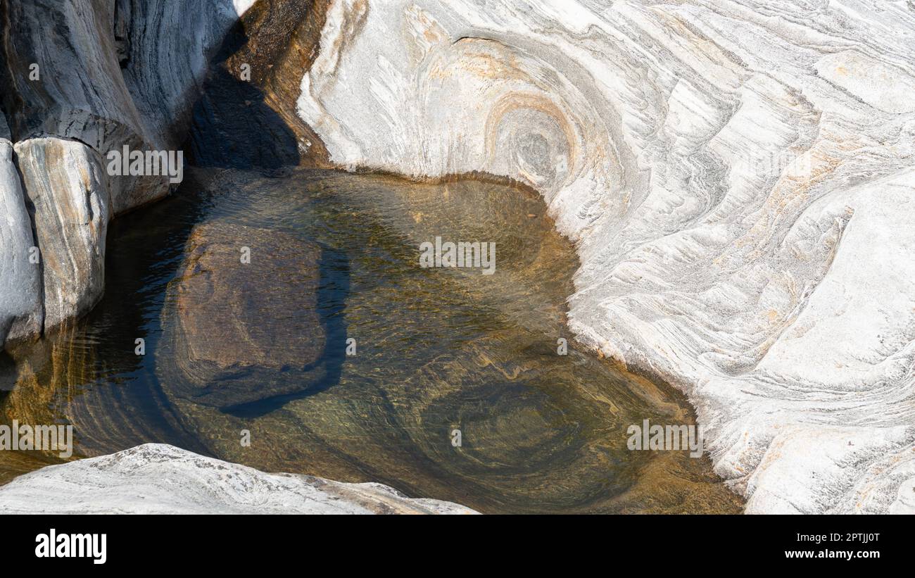 Riverbank rocks hi-res stock photography and images - Alamy