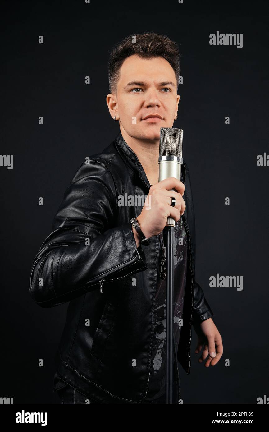 Low key portrait of man singing in karaoke Stock Photo - Alamy