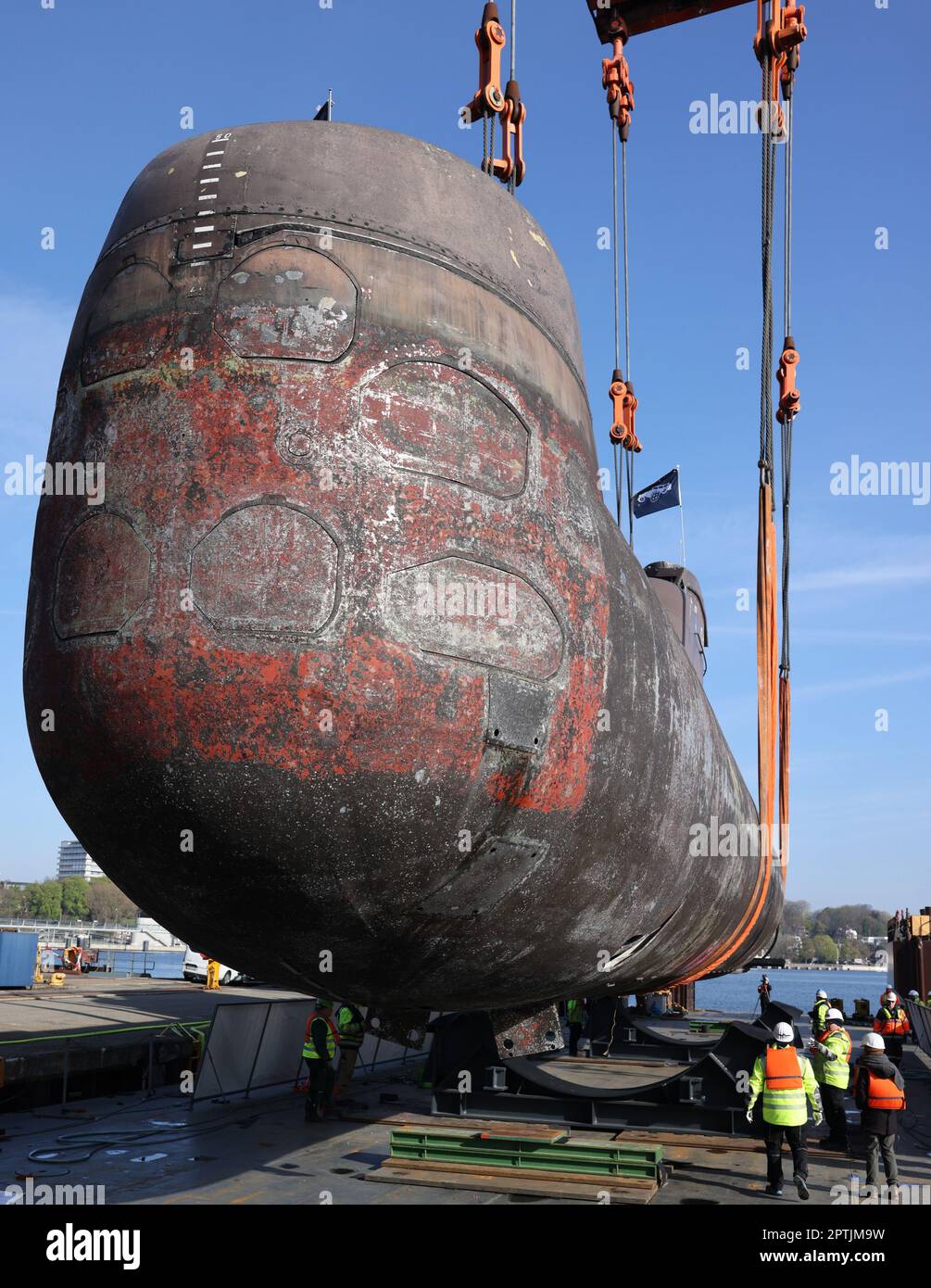 Kiel, Germany. 28th Apr, 2023. The submarine U17 is loaded onto a ...
