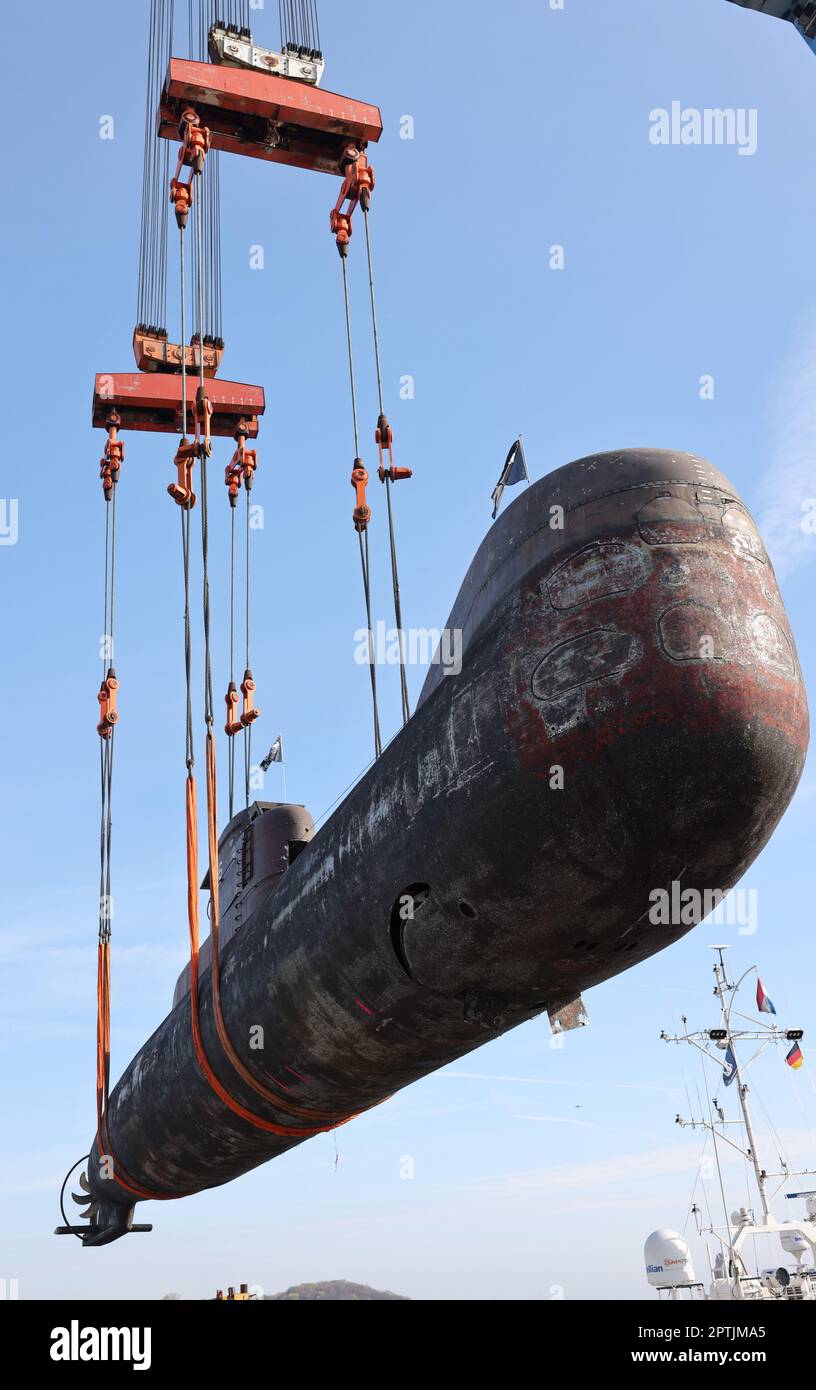 Kiel, Germany. 28th Apr, 2023. The submarine U17 is loaded onto a ...