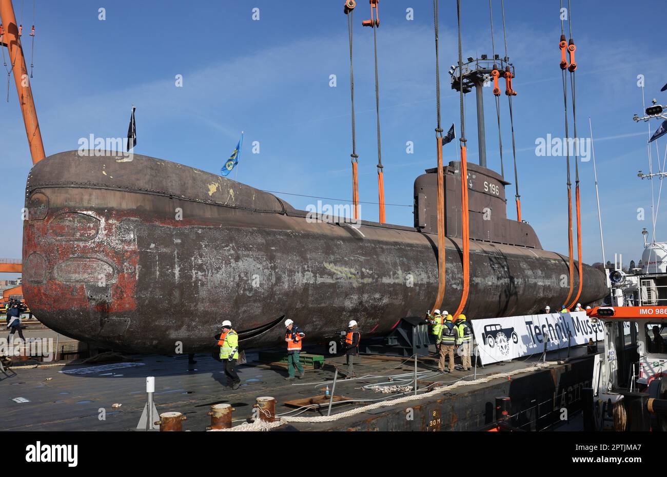 Kiel, Germany. 28th Apr, 2023. The submarine U17 is loaded from dry ...