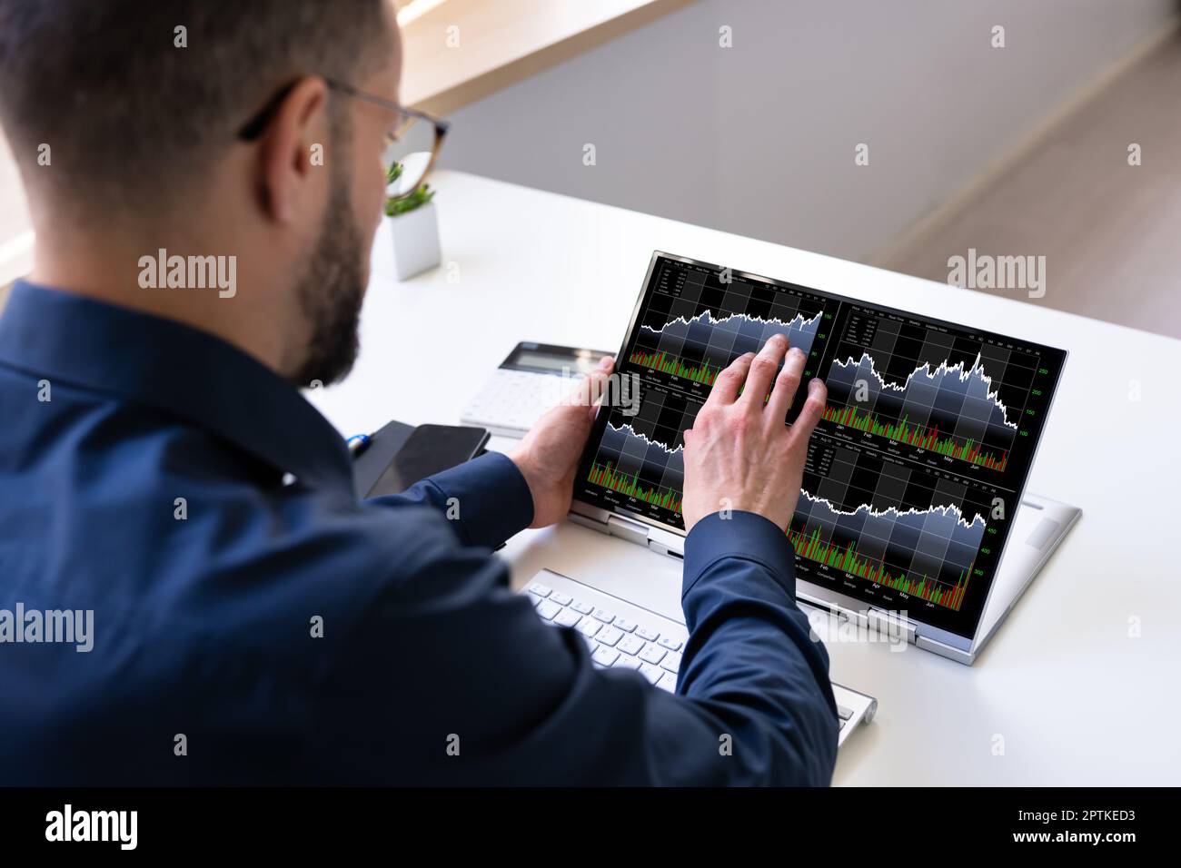 Stock brokers office desk stock hi-res stock photography and images - Alamy