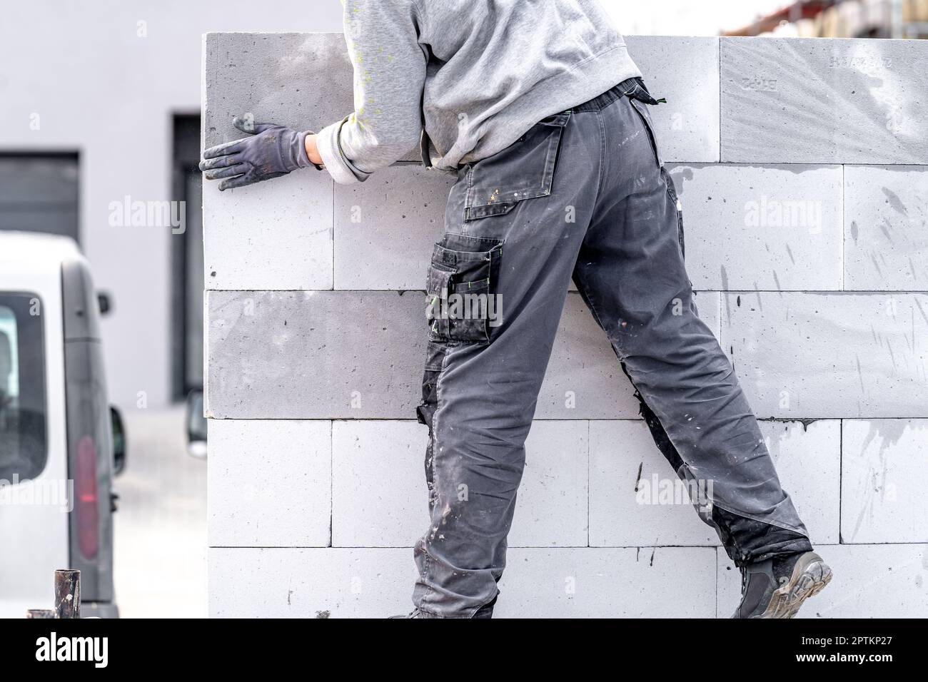 a bricklayer builds a house of concrete bricks Stock Photo - Alamy