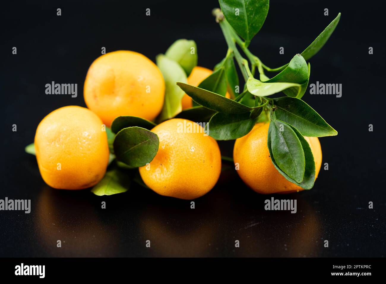 Mandarin chinese orange tangerine small hi-res stock photography and ...