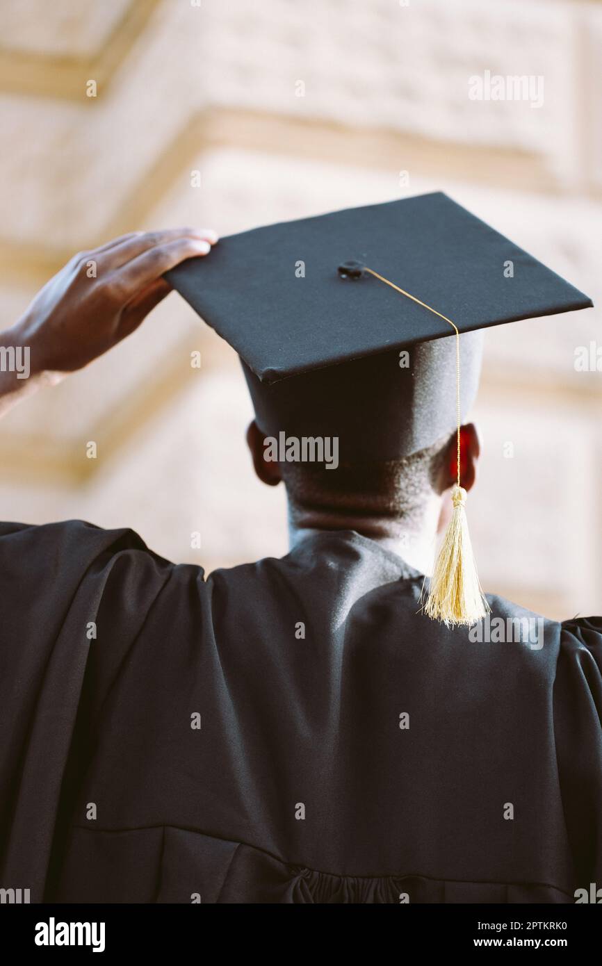 Black silhouette graduation cap hi-res stock photography and images - Alamy