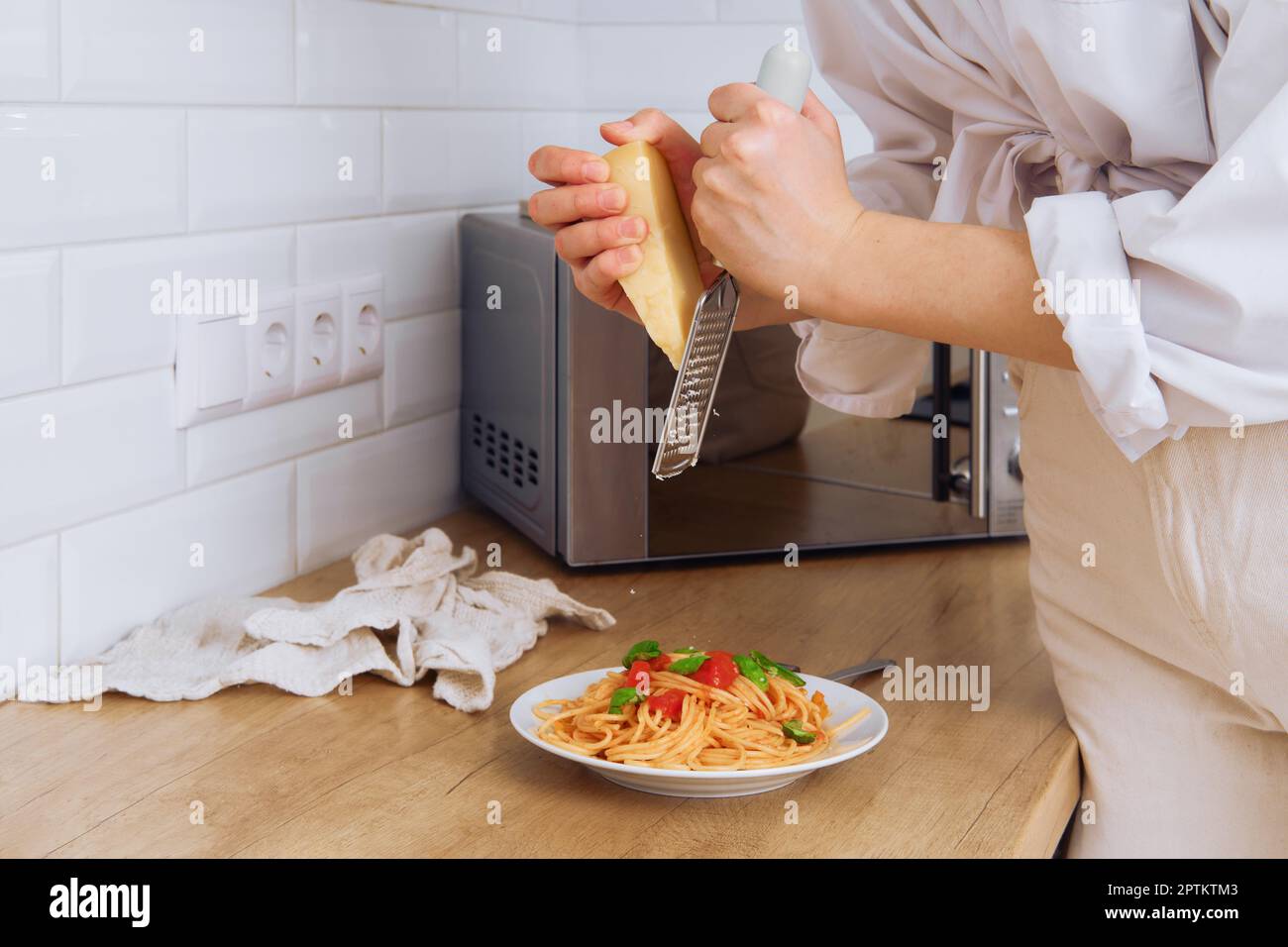 Woman hands grating parmesan cheese hi-res stock photography and images ...