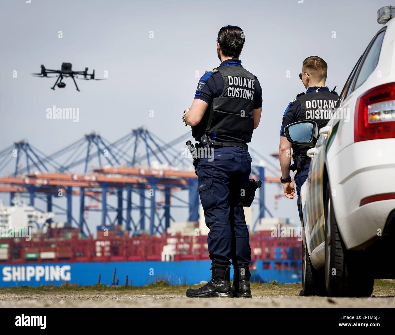 ROTTERDAM - Customs officers from the Port of Rotterdam Customs monitor ...