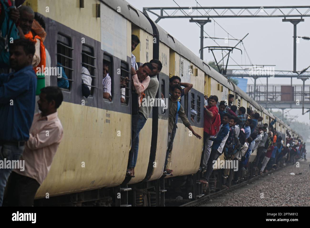 Overcrowded train delhi india hi-res stock photography and images - Alamy