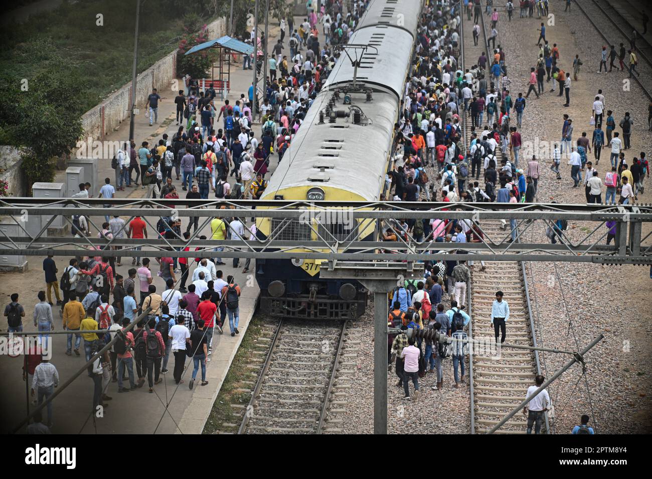 New Delhi, Delhi, India. 28th Apr, 2023. People board an overcrowded ...